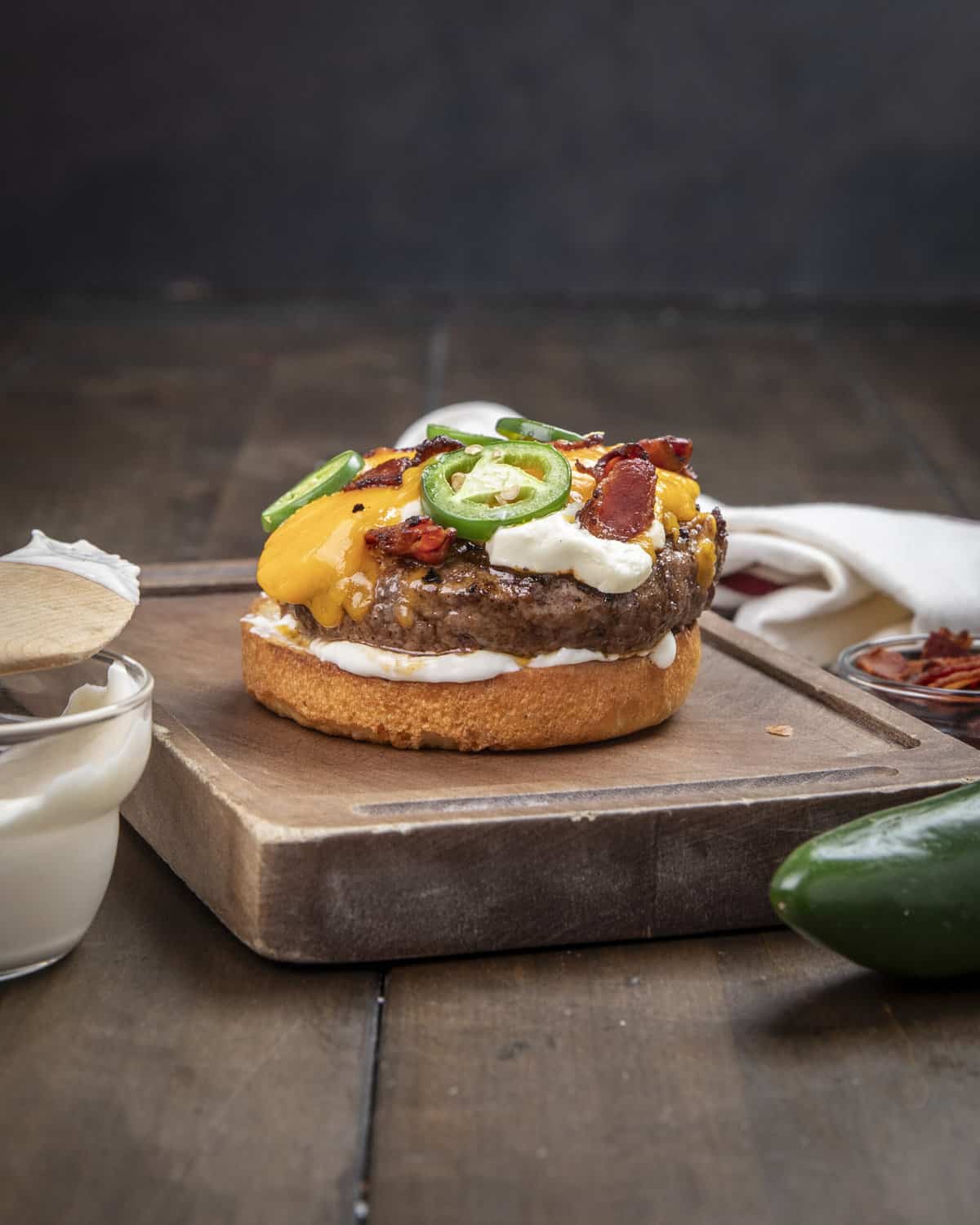 How to make jalapeño popper burgers