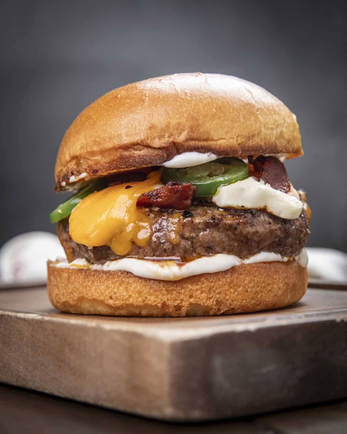 How to make jalapeño popper burgers